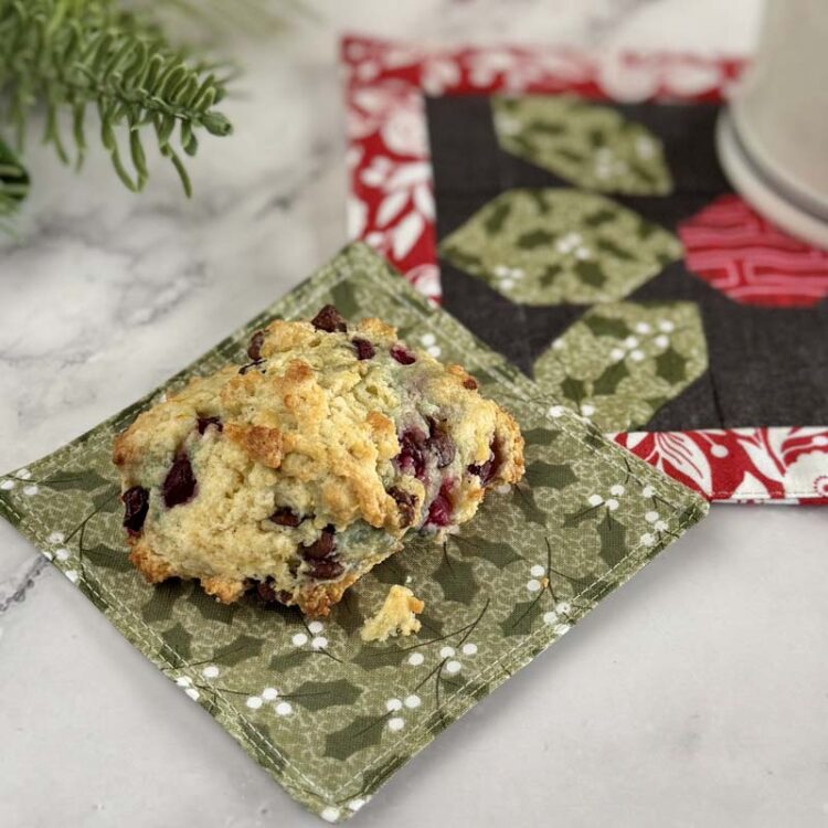 Hollyday mug rug & cookie coaster tutorial - The Crafty Quilter